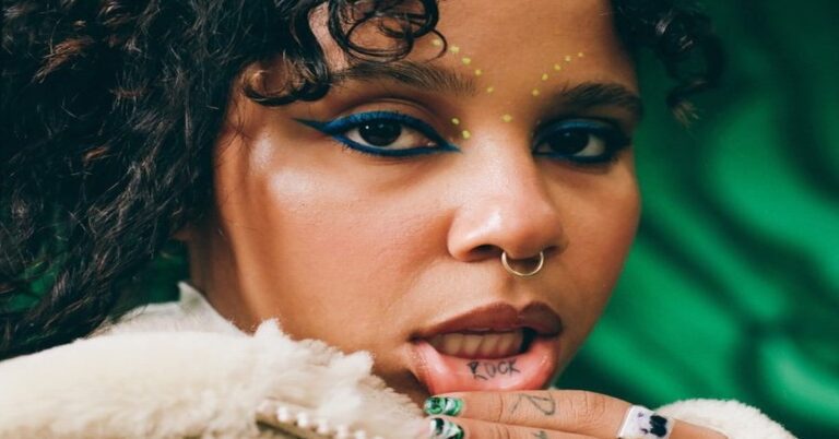 Tokischa muestra su nuevo tatuaje en su zona. "Pero tu ta rápida ...